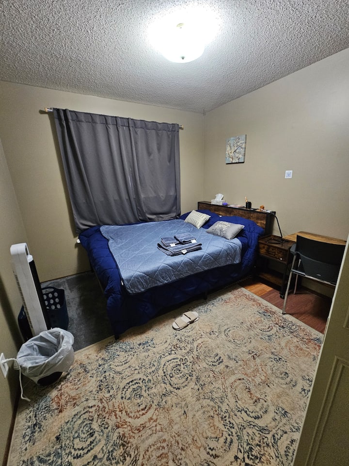 Room#2 Main Floor Private Room - Queen Bed-ne - Calgary