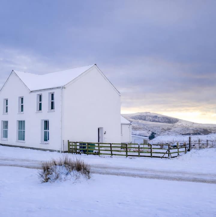 The Mountain House

Cosy Mountain Home
Local Beach - 앵글시