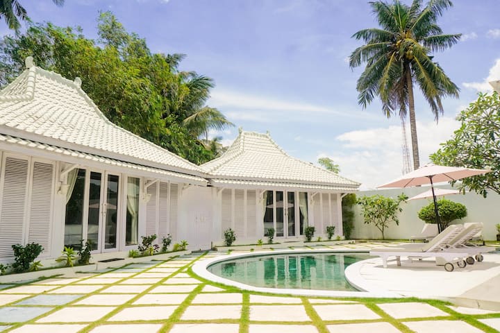 5min Walk -> Kuta | 460m2 | Carpark | Single Level - Lombok