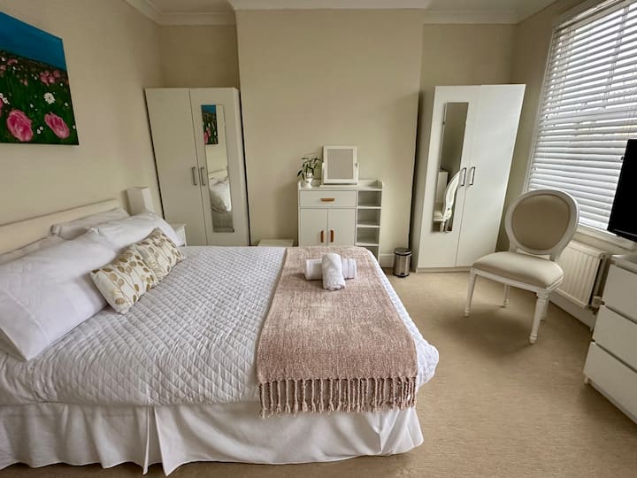 Chelsea. Private & Comfy Room With Own Bathroom - London