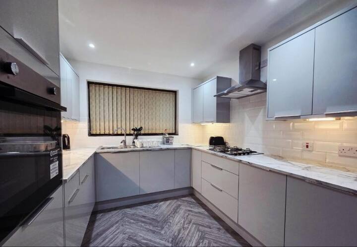 Stylish Telford Group Getaway! - Staffordshire