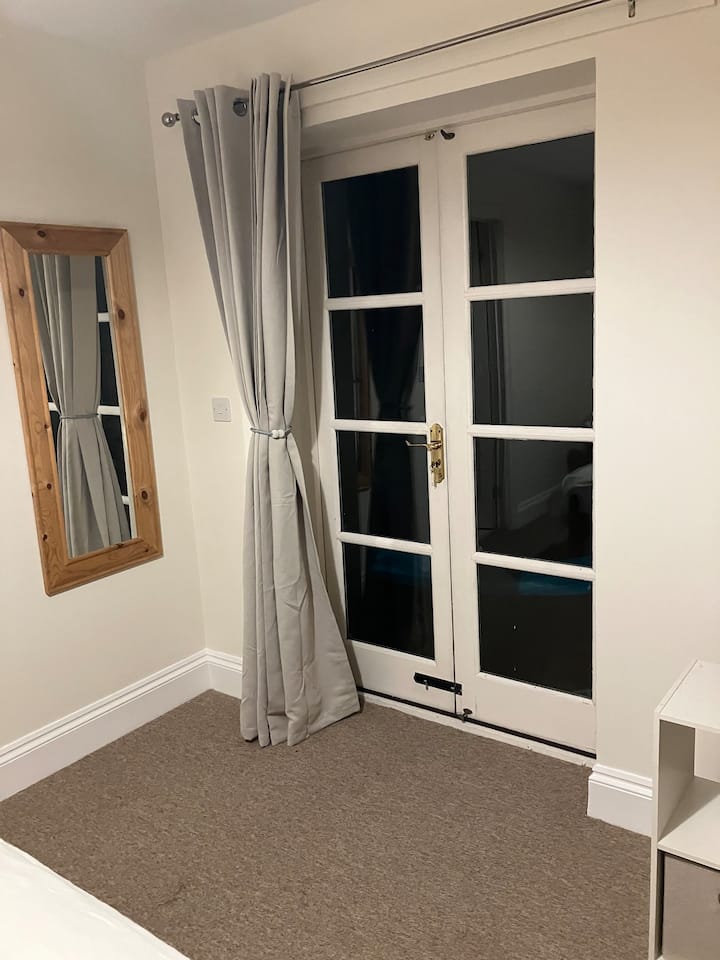 A Double Bedroom With En-suite - Bath
