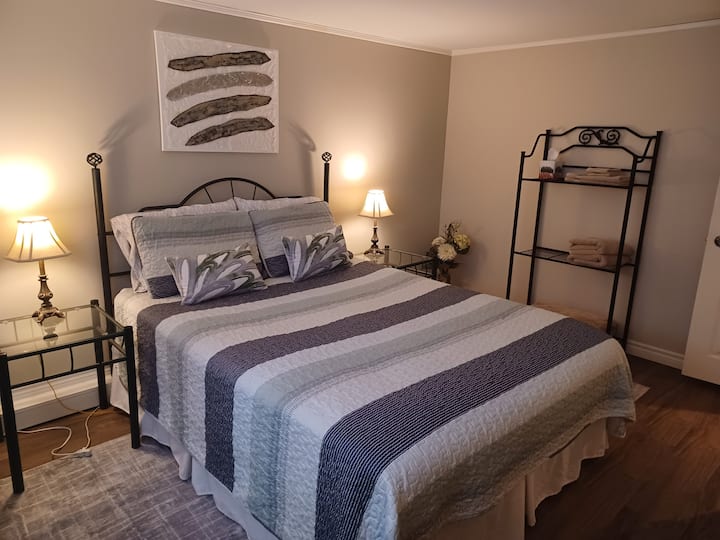 Spacious Queen Suite And Private Living Room - Parry Sound