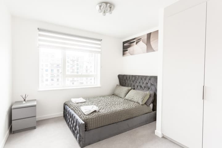 Luxurious 2 Bedroom Apartment - Barking