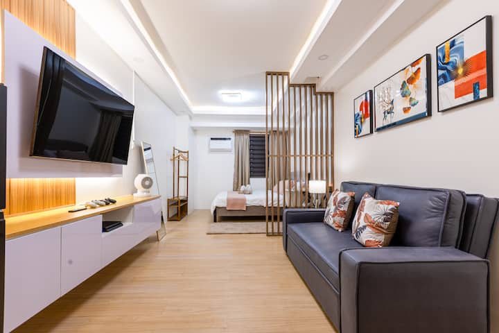 Minimalist Home For 3 | Sofa Bed + Netflix & Ps4 - Quezon City