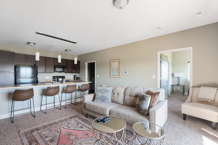 Luminous Forest View W/amenities And Garage - West Des Moines, IA