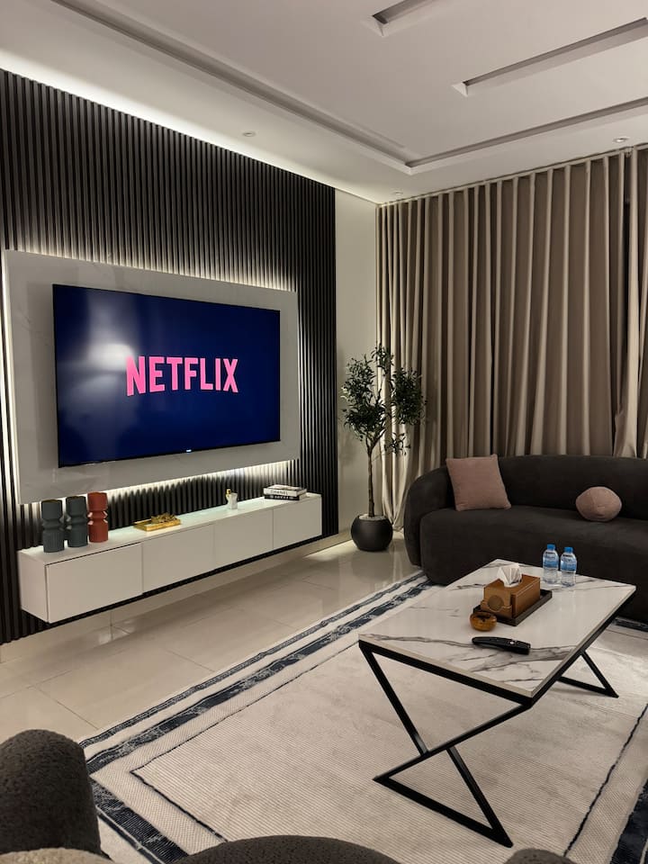 Cozy 1-br &Living Room | W/70" Tv - Self-entry - Jeddah