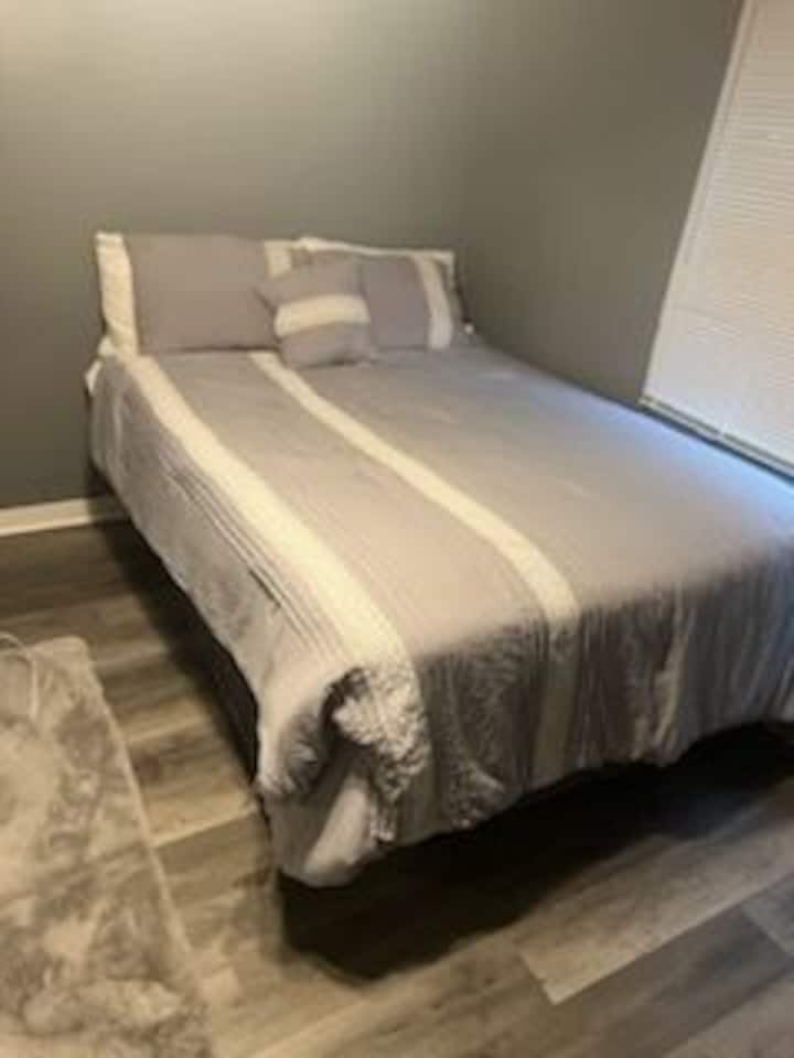 Cozy & Stylish Townhome In A Safe Neighborhood - Hammond, IN