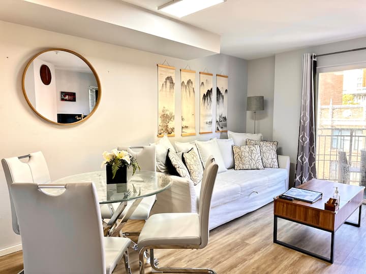 Cozy 1 Bedroom Condo With Space Needle Views - Seattle