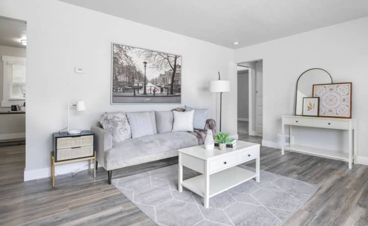 Spacious 4br Home • Yard, Wifi & Parking - Salt Lake City, UT
