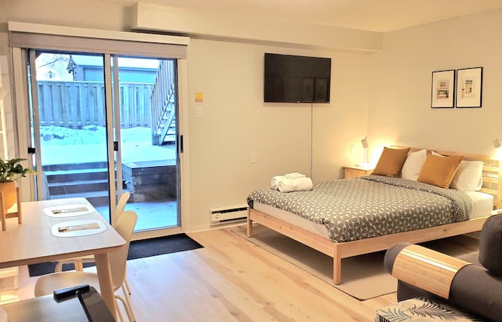 Private Studio W Patio; Near Subway & Danforth Ave - Toronto