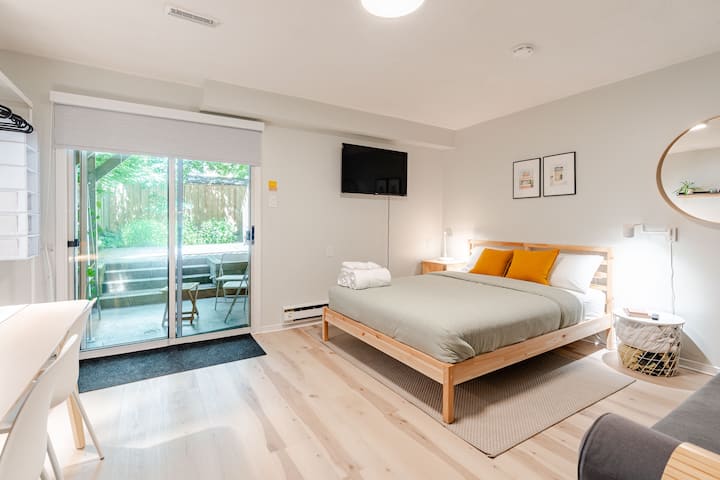 Private Studio W Patio; Near Subway & Danforth Ave - Toronto