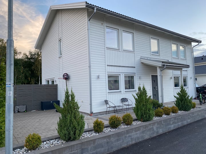 Modern Villa, Stor Trädgård & Fri Parkering! - Skövde