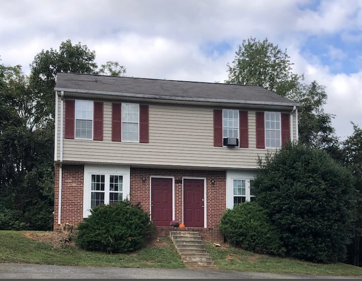 Townhome 2 Bedroom Near Lu Washer/dryer $1400/mth - Lynchburg, VA