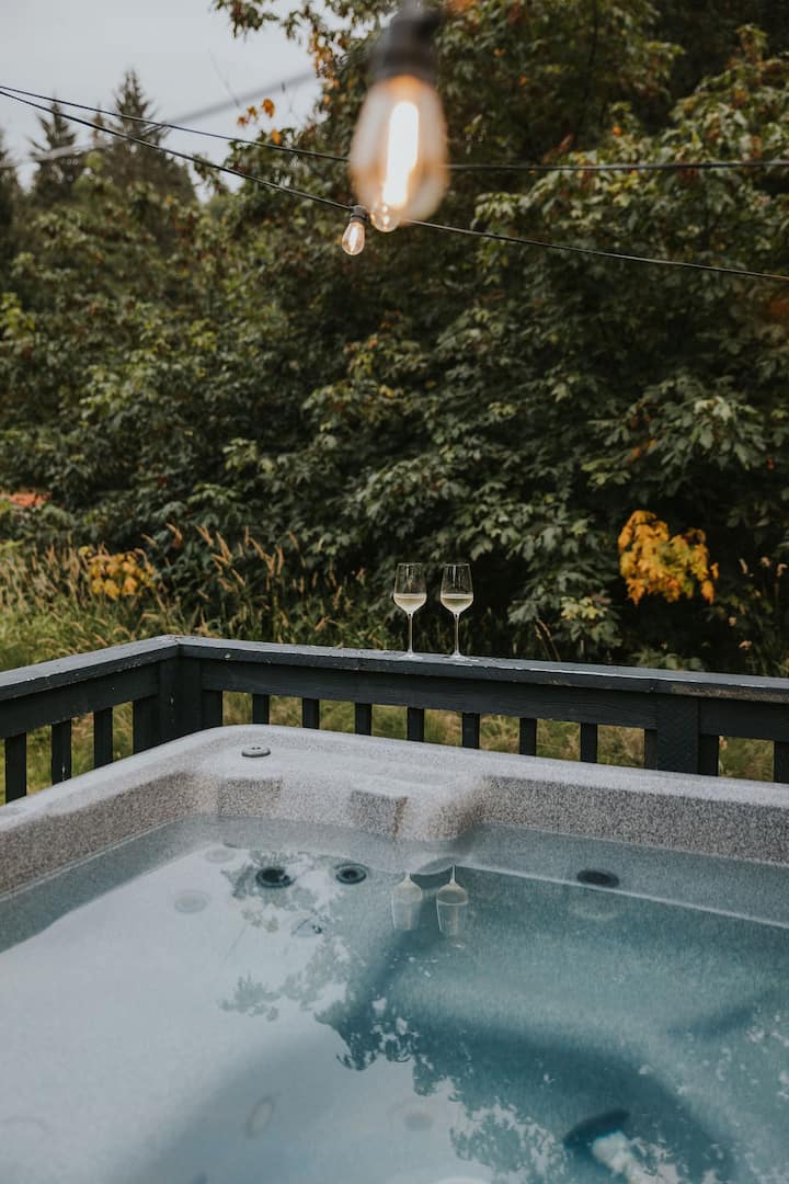 Forest Edge Escape-cedar Retreat - Vancouver Island