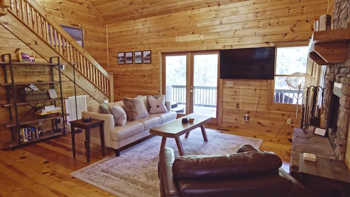Cozy Riverfront Cabin W/ Hot Tub - Ellijay