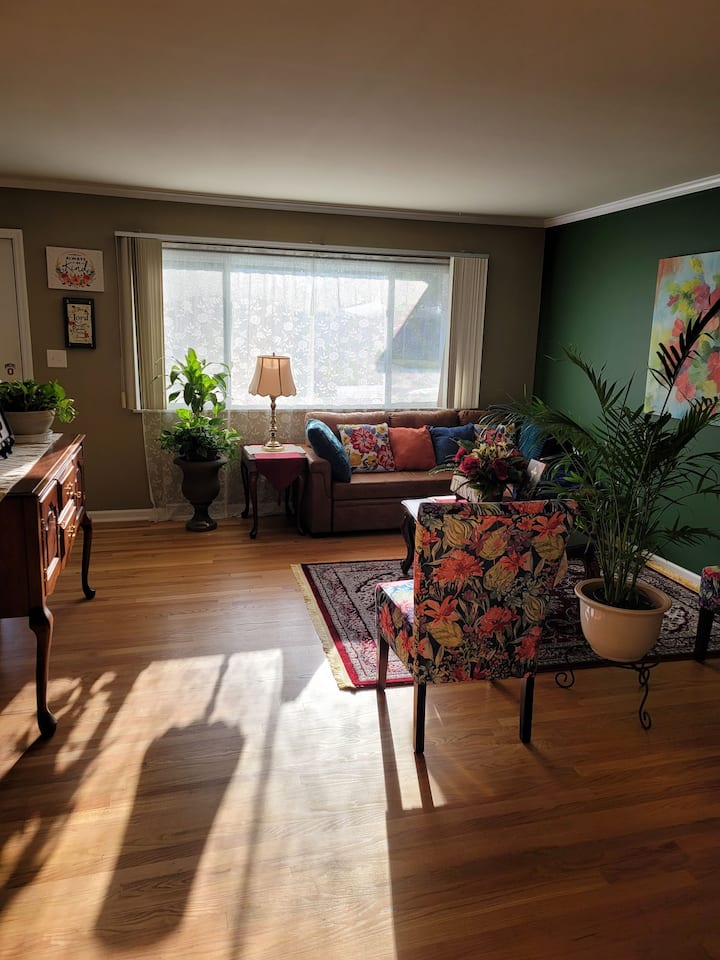 Adorable
Attached Private Bathroom
W -R - Columbus