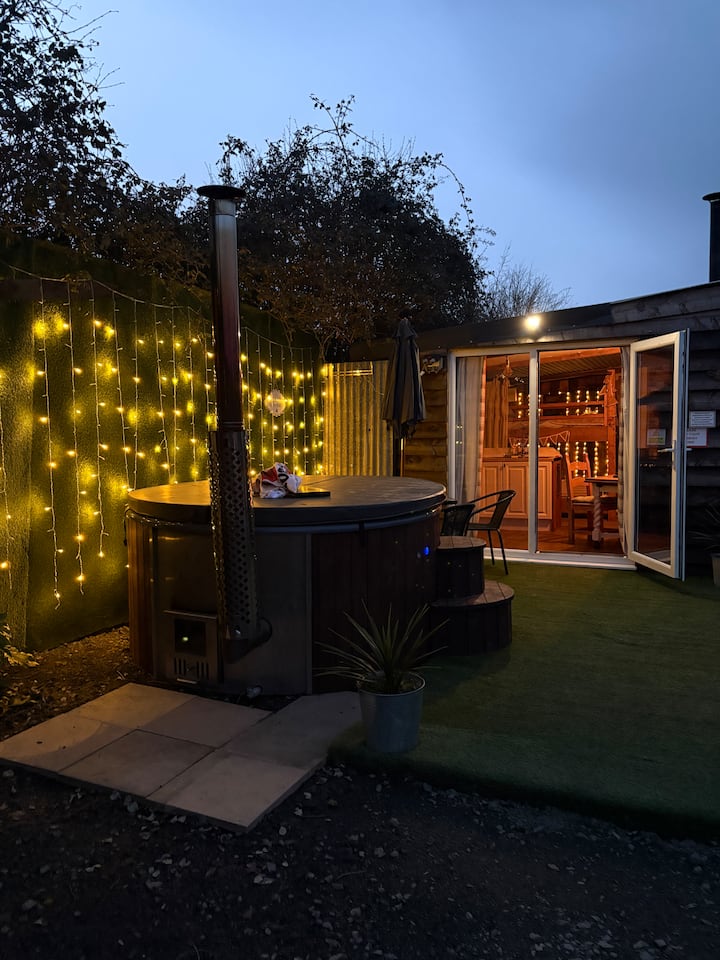 Bridie Rose Rural Rustic Hut Mini Zoo With Hot Tub - Leominster