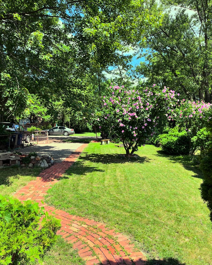 Peaceful Stay On Quiet Street - Dearborn, MI