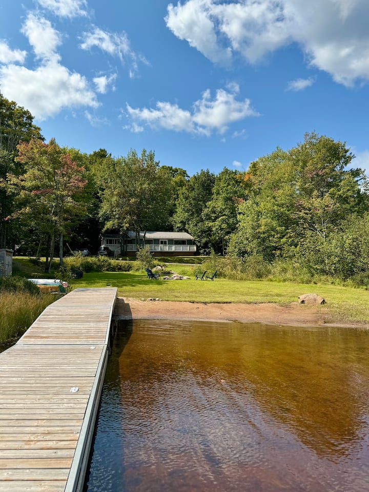 Lakefront Cottage W/ Huge Dock, Sand Beach, Kayaks - Huntsville