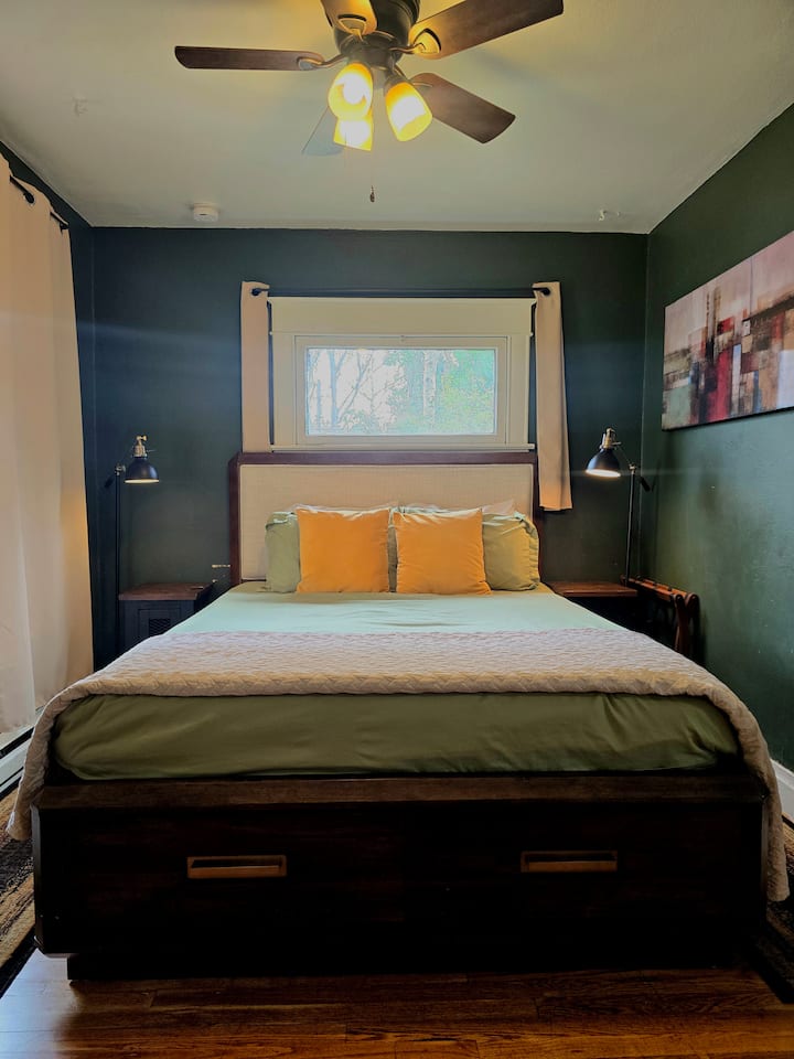 Charming Downtown Guesthouse With Parking +Kitchen - Colorado Springs, CO