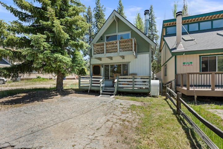 Cozy Little Hideaway Right In The Village - Big Bear Lake, CA
