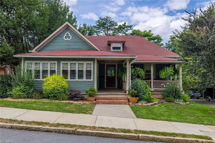 Luxury Cottage W/2 Master Suites. Walk To Downtown - Winston-Salem, NC