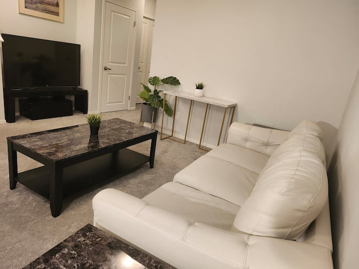 Cozy One Bedroom Private Guest Suite - Winnipeg