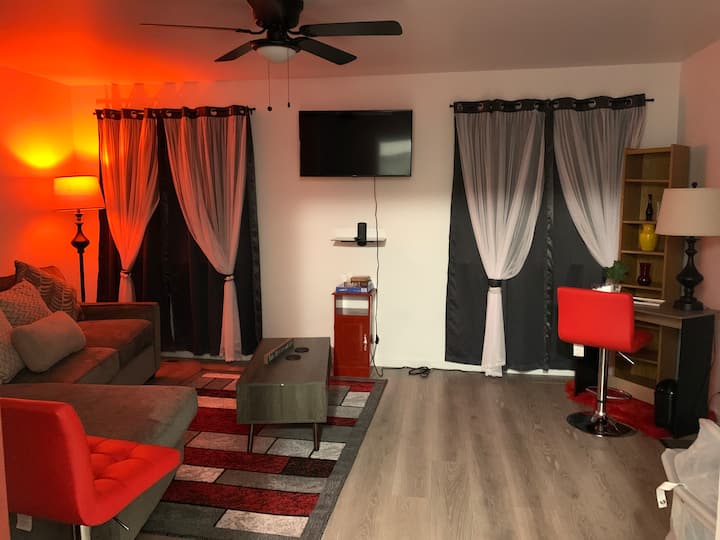 The Experience~ Cozy Newly Remodeled Home - Warren, MI