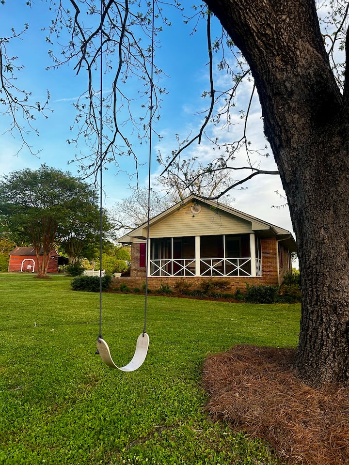 Luxury Farmhouse |Easy Access To Uga |
Go Dawgs! - Fort Yargo State Park, Winder