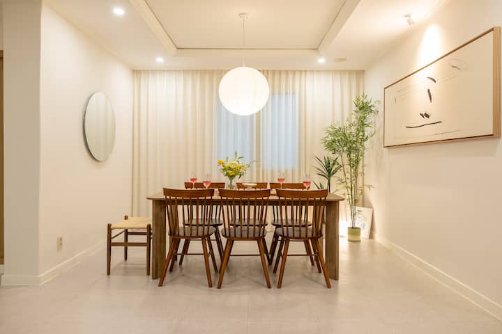 New 리모델링 완료! 강남의 대형하우스(120m2)/압구정10분/코엑스10분/공항직행버스 - Seoul