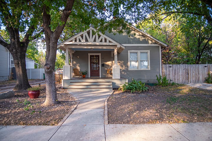 Chic Downtown Farmhouse With Garden And Bbq Grill - San Antonio, TX