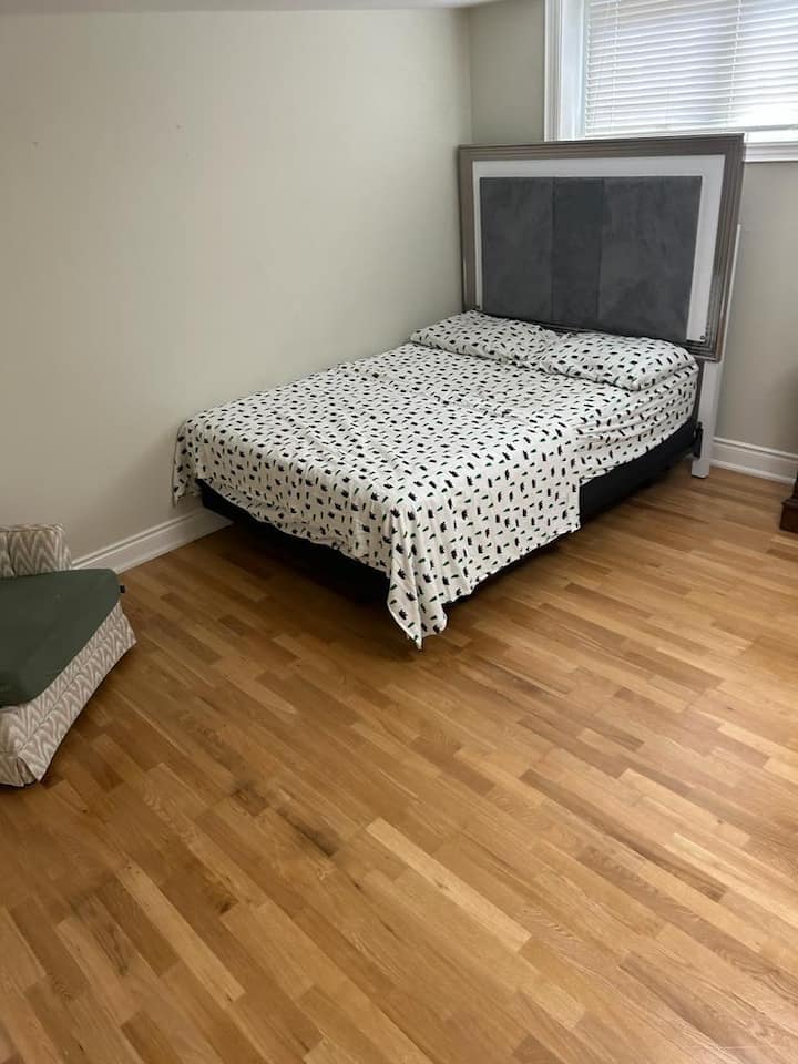 Spacious Rooms With Queen Bed - Brampton