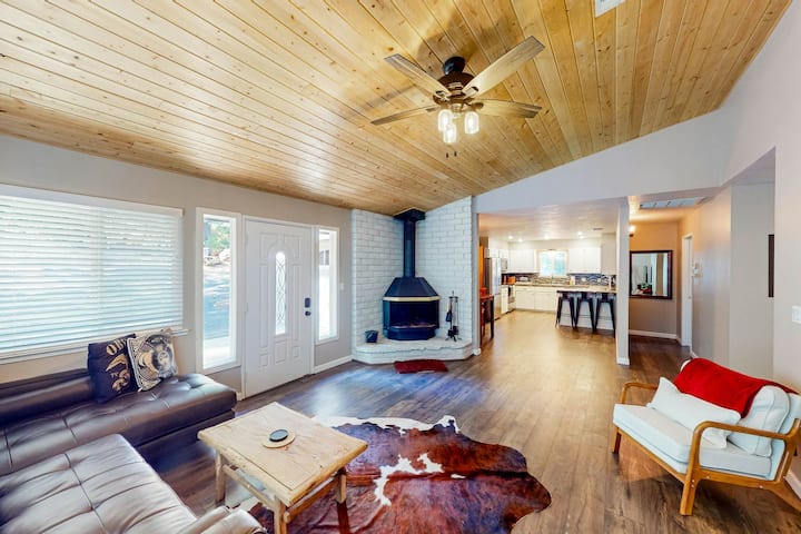 2br Dog Friendly Retreat With A Fireplace & W/d - Groveland, CA