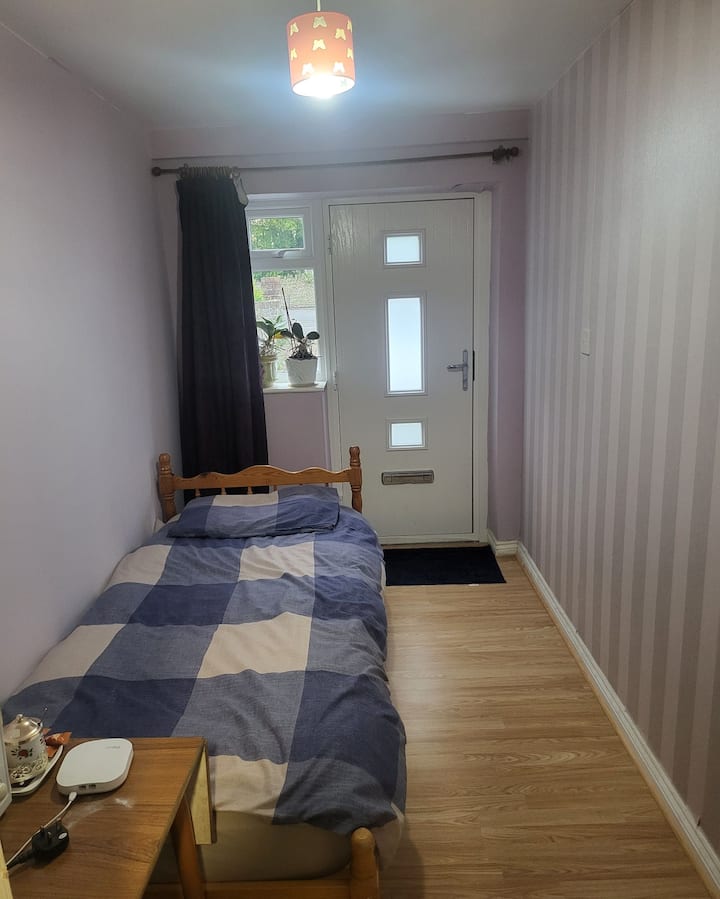 1 Bed En-suit Studio. - Swindon