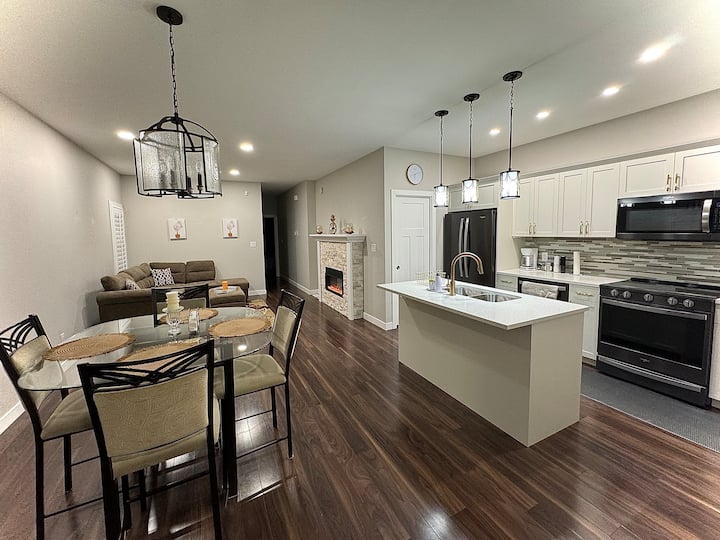 Waterfront Home With Gourmet Kitchen - Winnipeg