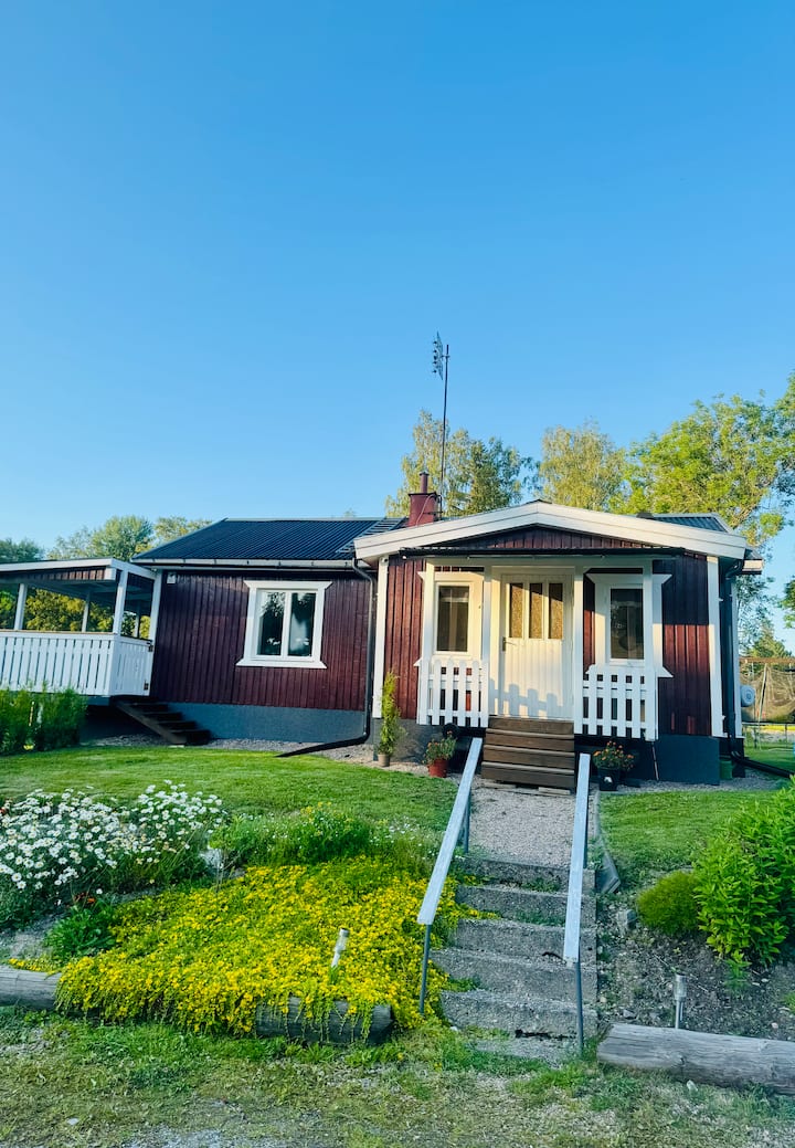 Mysigt Mindre Hus Kring Natur Och Sjö - Skinnskatteberg