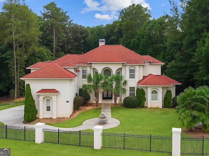 Tropical Fayetteville Mansion - Riverdale, GA