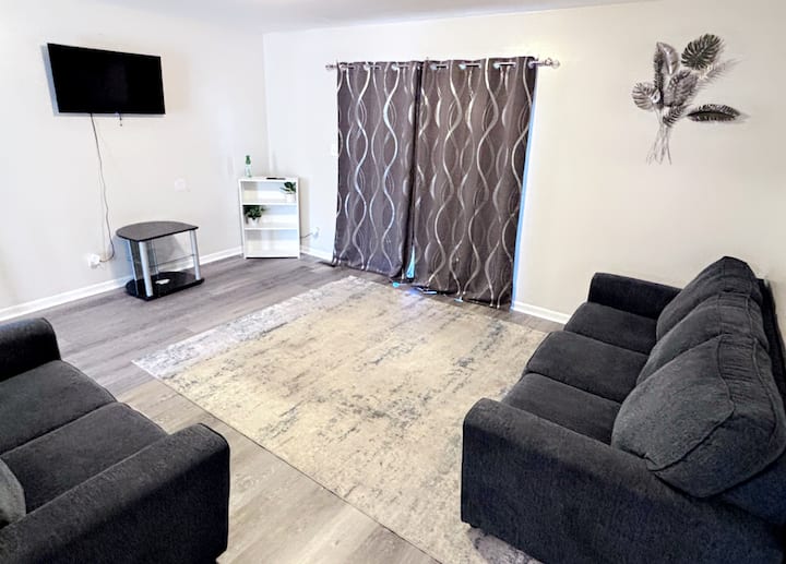 Entire Suburban Home 30 Mins From Downtown Chicago - Homewood, IL