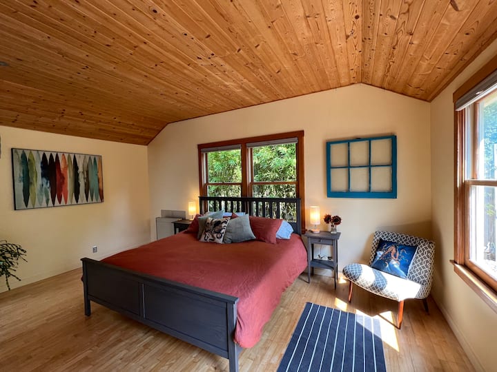 Bayside Private Suite W/ Kitchenette & Workspace - Arcata, CA