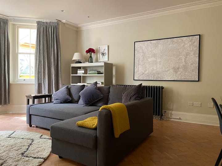 Spacious Garden Flat, Sleeps 4 - 얼 코트