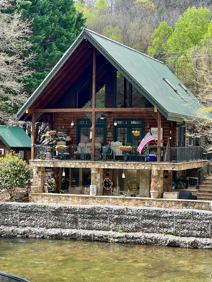 Spectacular Lower Level Suite W/riverfront Porch - Helen, GA