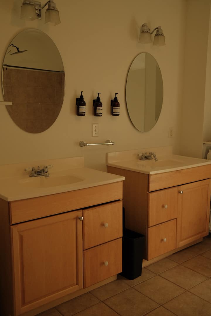 2-bedrooom Suite -Trendy Area -Steps From Downtown - Madison, WI