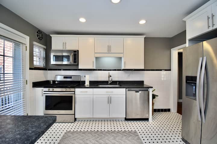 4 Bed 2.5 Bath, Tree Lined Tranquility. Sleeps 11! - 신시내티