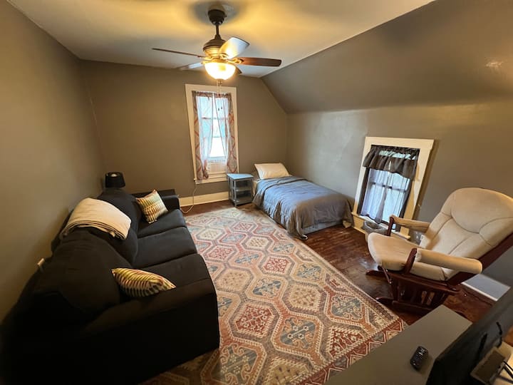 2 Bed 1 Bath Cozy Upper Level Duplex Sw Side Cr - Cedar Rapids, IA