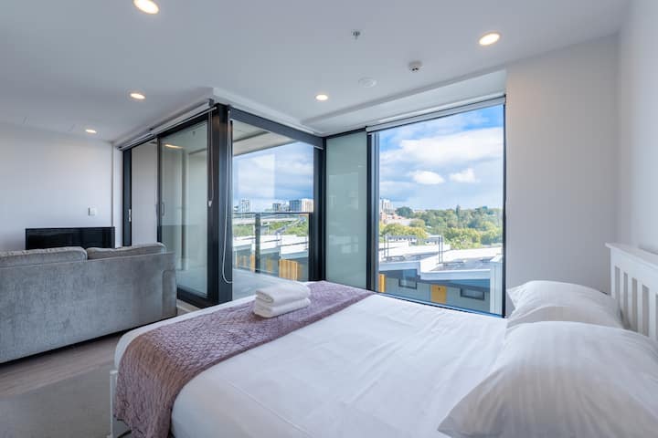 Urban Retreat: 1-bedroom Studio With Balcony - Auckland