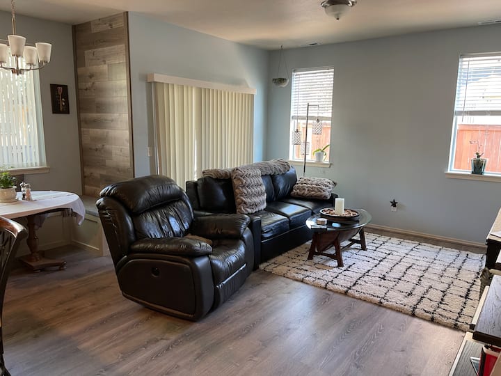 Cozy Room - Centrally Located - Eugene, OR