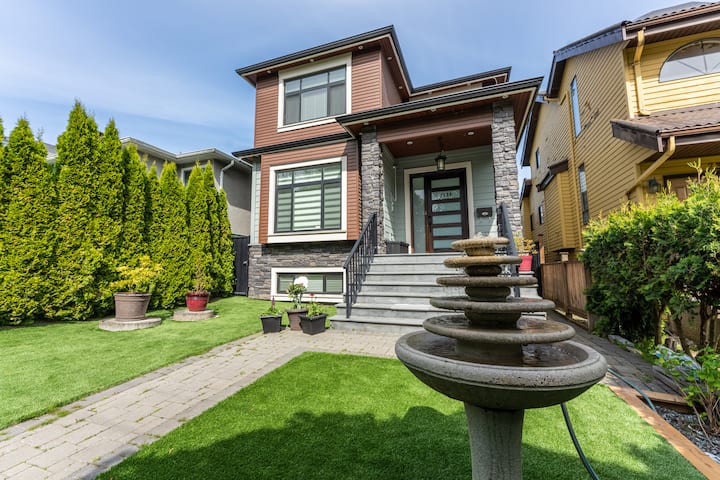 7380 Luxurious 4 Bedbedrooms, 4.5 Bath, New House - Vancouver