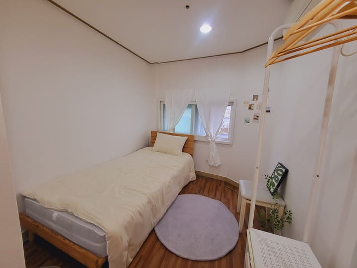 2u호스텔 504호(cheapest In 을지로. 개인샤워실, 세탁시설무료, 청계천뷰) - Seoul