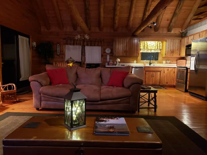 God's Country Log Home - Berlin, OH